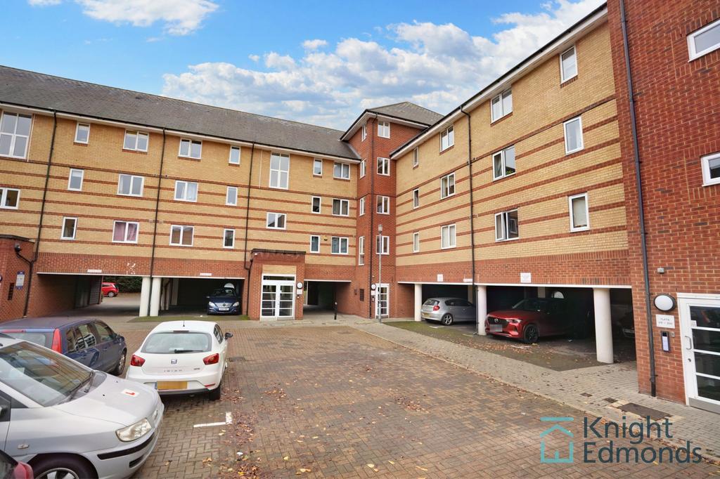 St. Peters Street, Scotney Gardens... 1 bed apartment - £165,000