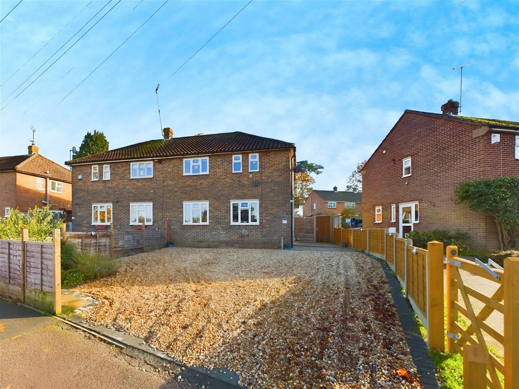 Granary Way, Horsham RH12 3 bed semi-detached house for sale - £425,000