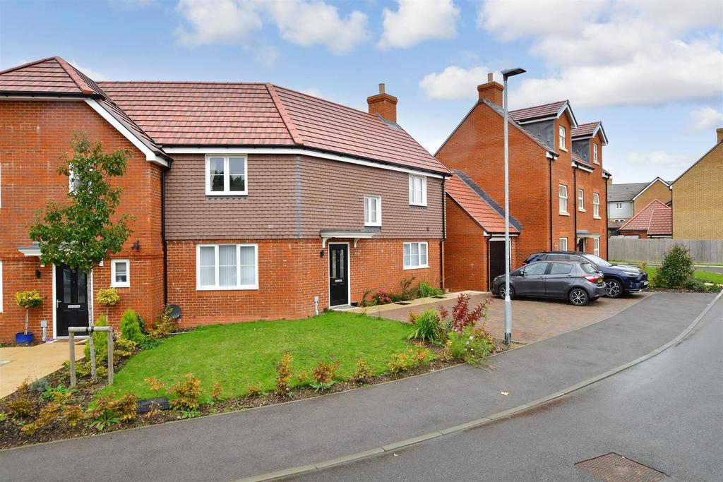 Sinclair Drive, Codmore Hill... 3 bed semi-detached house - £370,000