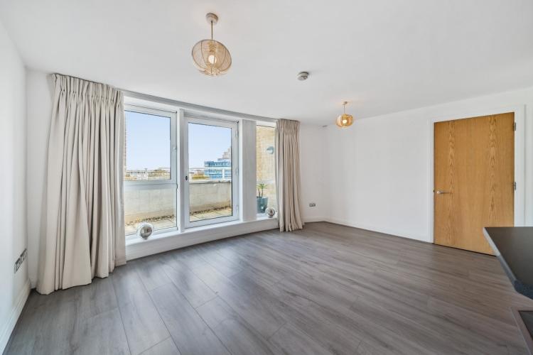Lombard Road London SW11 2 bed apartment - £2,249 pcm (£519 pw)