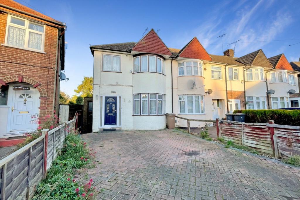 Willow Way, Luton, Bedfordshire, LU3 2SD 3 bed end of terrace house - £ ...