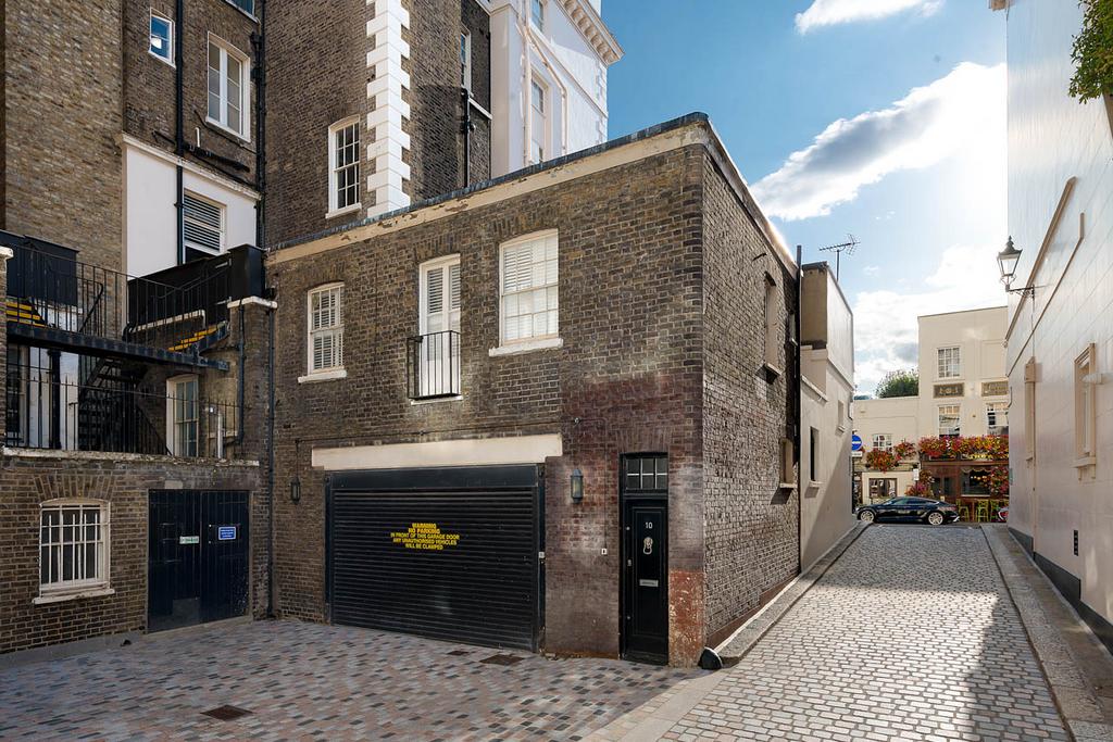 Eaton Terrace Mews, London, SW1W 1 bed mews for sale - £880,000
