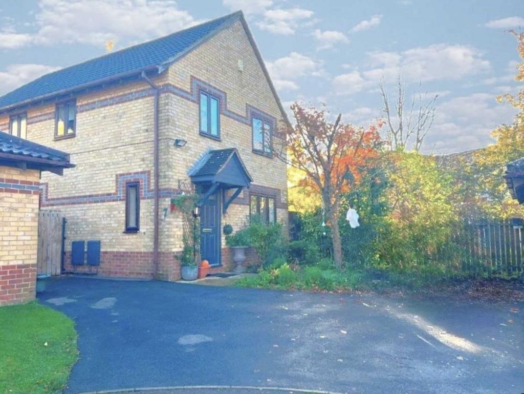 Dovedale, Luton LU2 4 bed detached house - £475,000