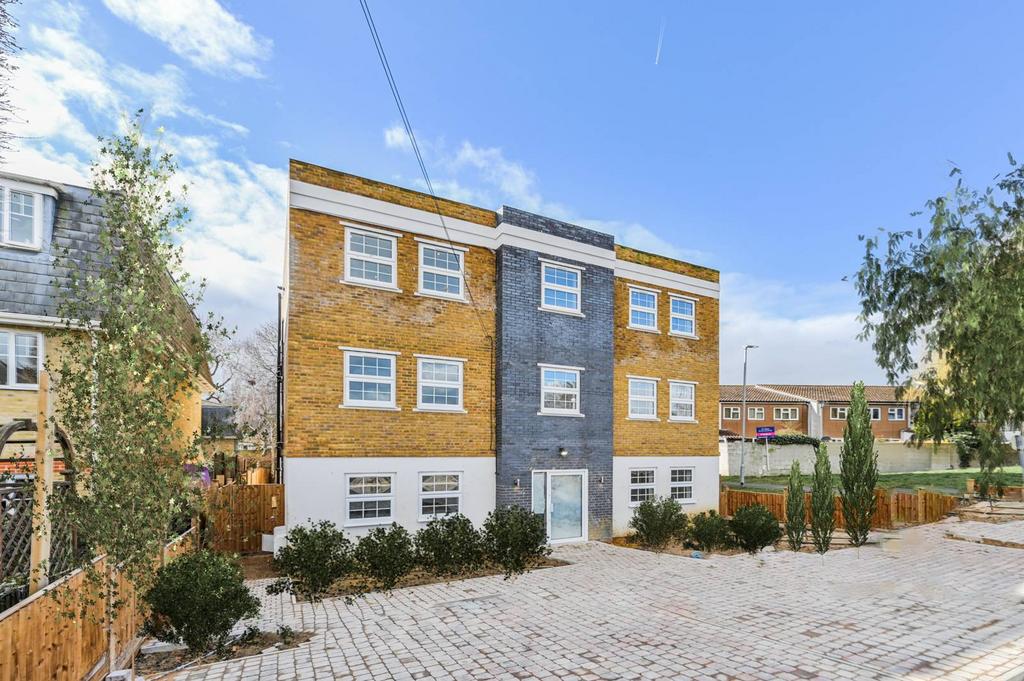 Joel Street, Pinner, HA5 2 bed flat - £2,500 pcm (£577 pw)