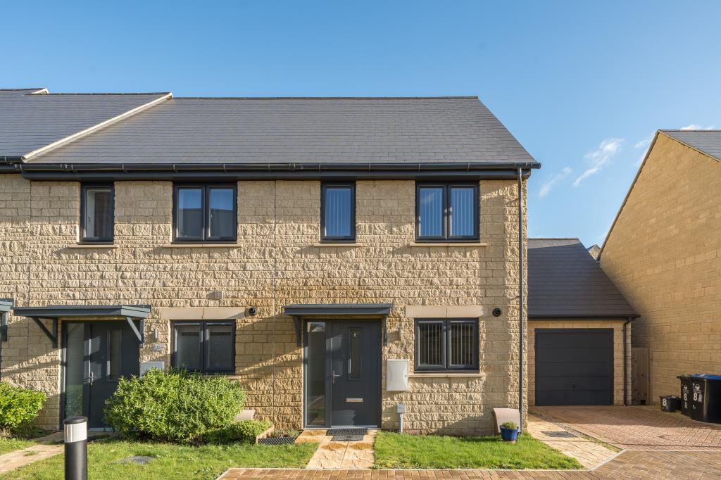 Carterton, Oxfordshire, OX18 2 bed end of terrace house - £280,000