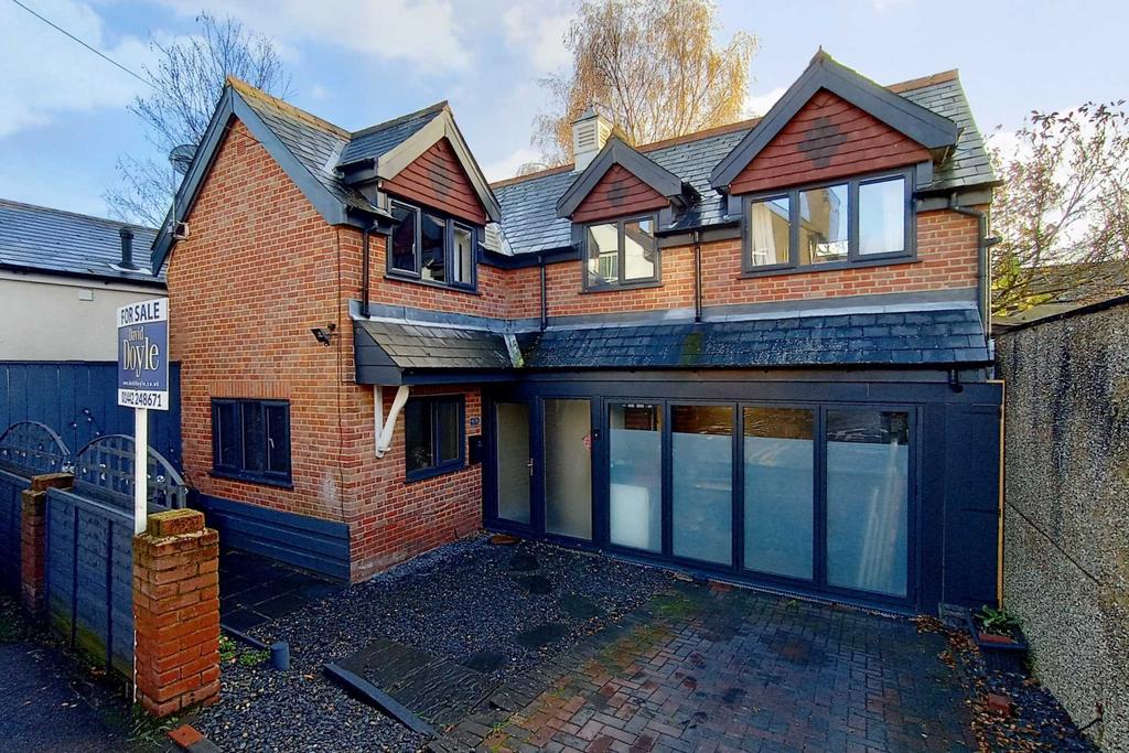 St Johns Road, Boxmoor 3 bed detached house for sale - £450,000