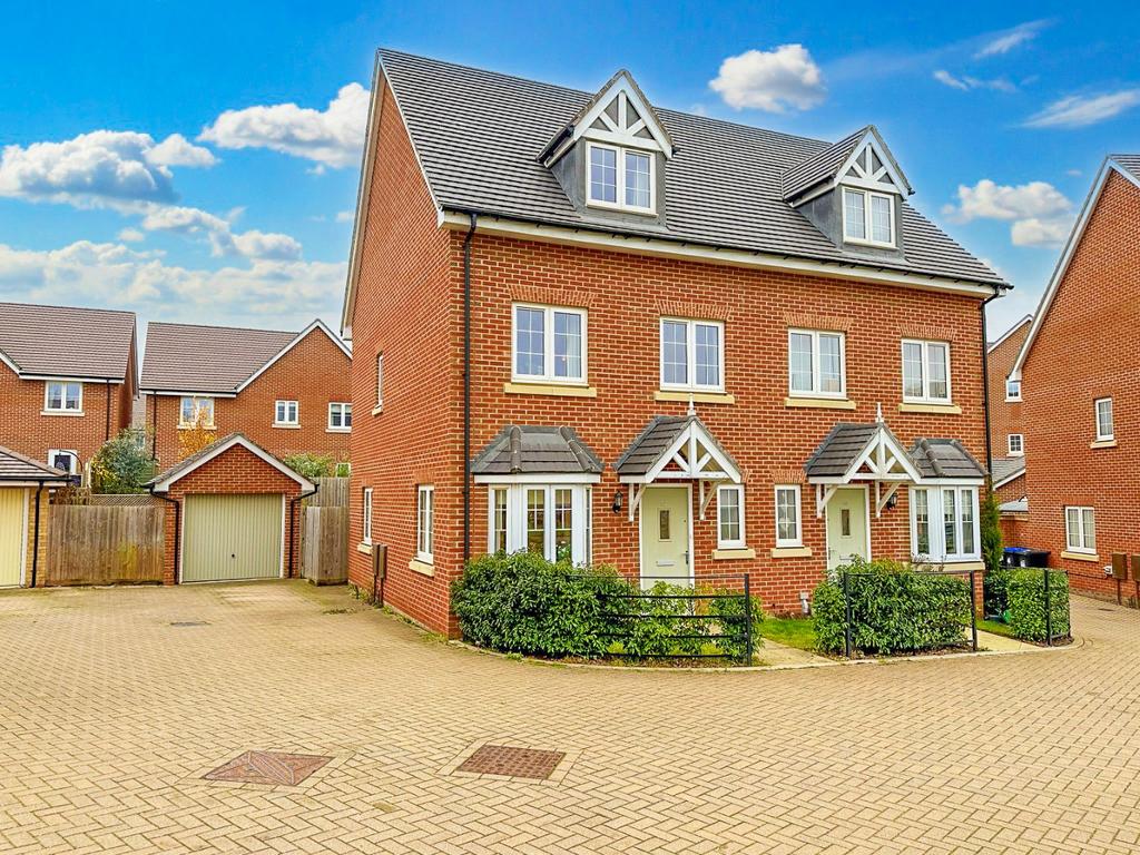 Cartmel Road, Daventry, NN11 2PP 3 bed semi-detached house - £310,000