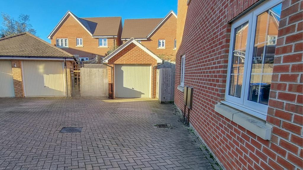 Cartmel Road, Daventry, NN11 2PP 3 bed semi-detached house - £310,000