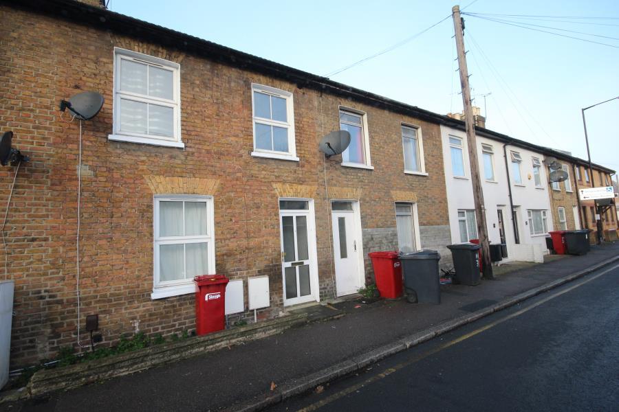 Alpha street North, Slough. 3 bed terraced house - £1,800 pcm (£415 pw)