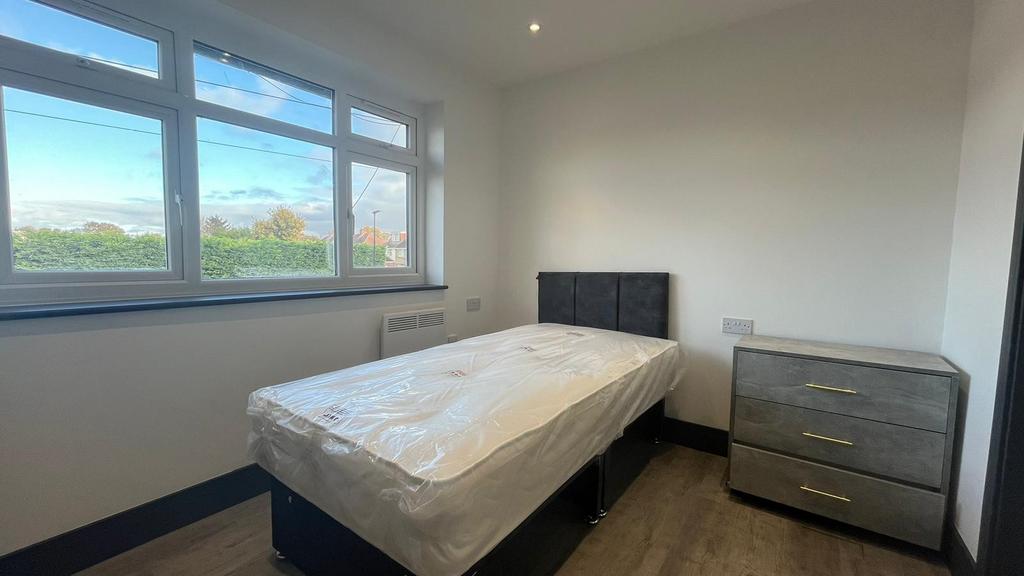 Orchard Avenue, Feltham, TW14 Studio - £1,200 pcm (£277 pw)