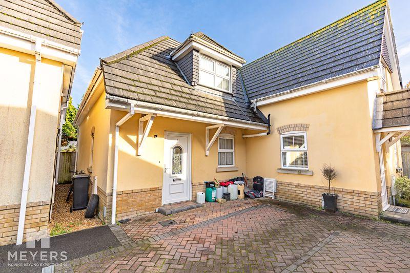 Northbourne Mews, Northbourne, BH10 3 bed house - £300,000