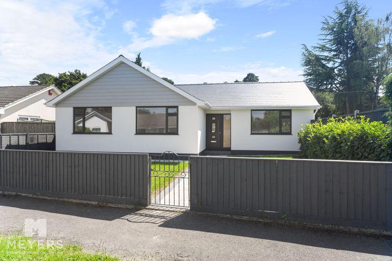 Woodside Close, Ferndown BH22 4 bed bungalow for sale - £800,000