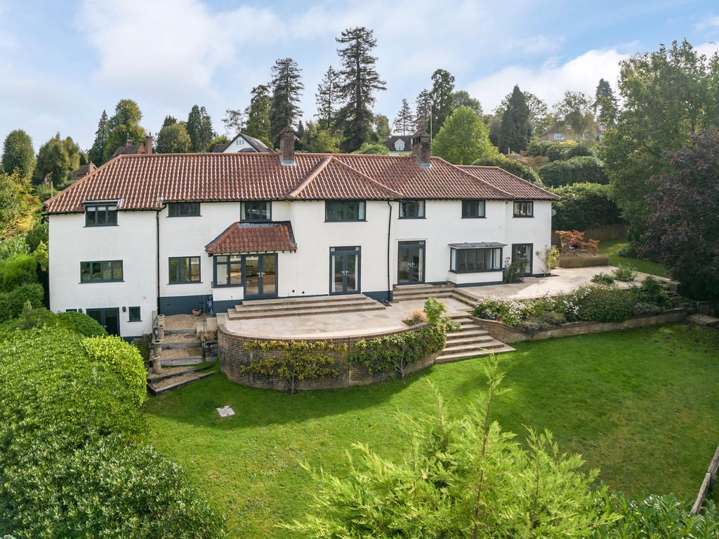 Deepdene Wood, Dorking 6 bed detached house - £4,700 pcm (£1,085 pw)