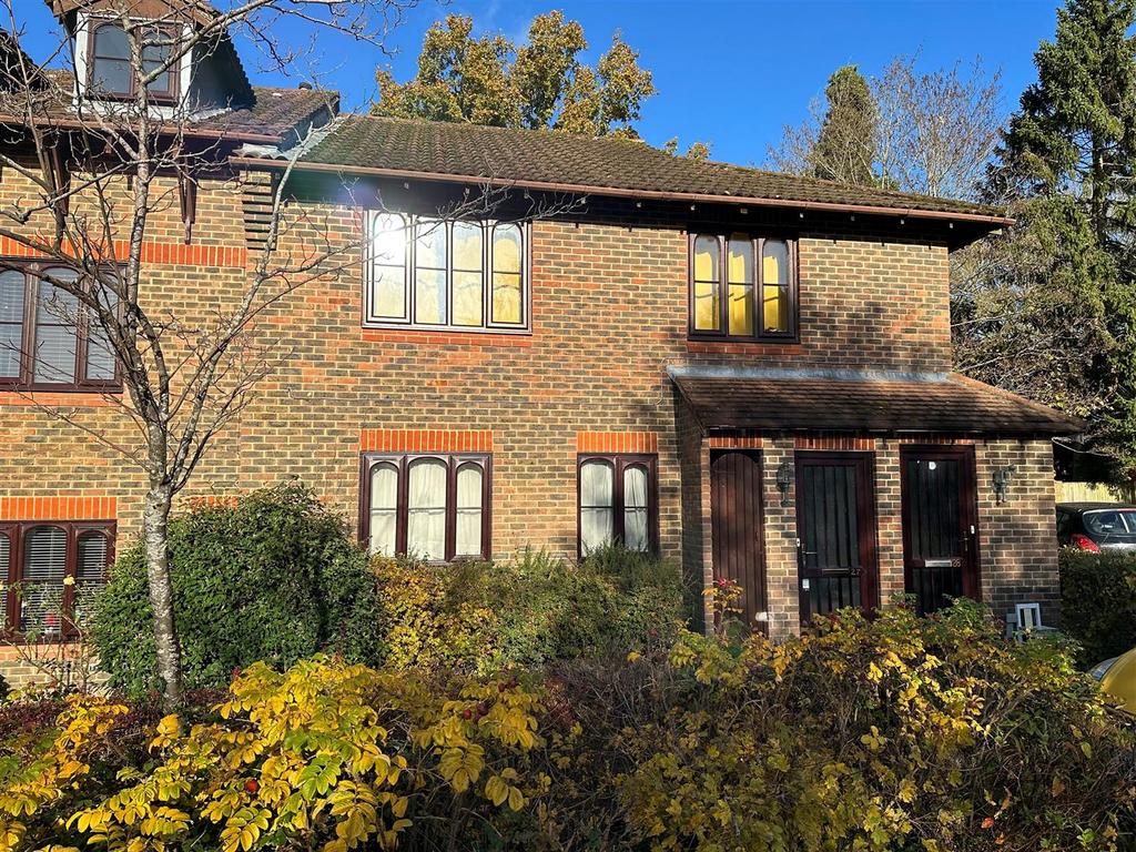 Pottery Court, Wrecclesham, Farnham 2 bed flat - £250,000