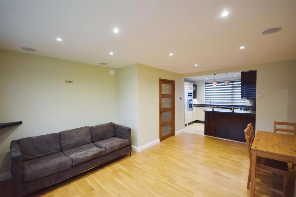 Brent Lea, Brentford 3 bed block of apartments - £2,000 pcm (£462 pw)