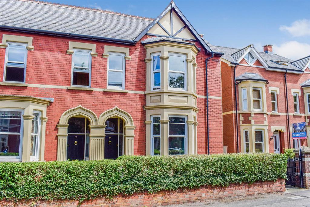The Mall, Swindon SN1 4 bed end of terrace house - £395,000