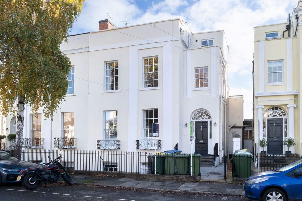 Priory Street, Fairview, Cheltenham... 1 bed flat - £140,000