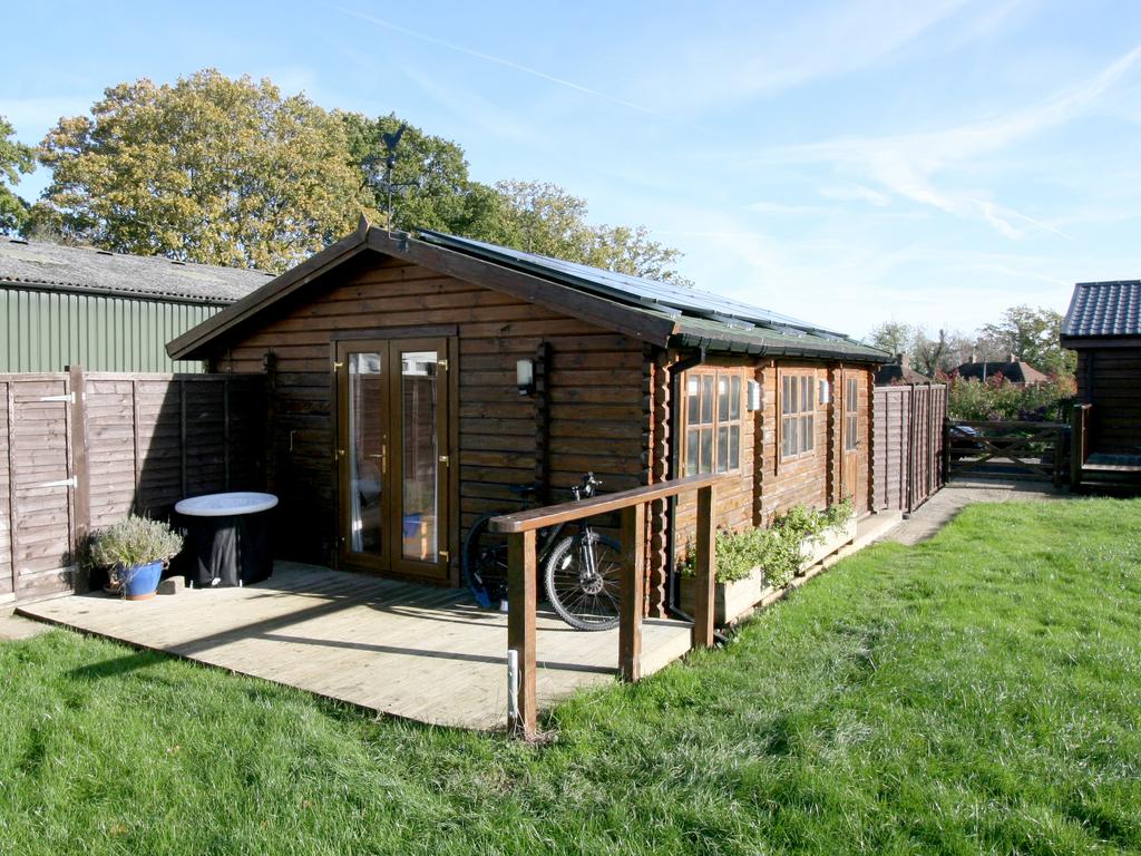 Woolpack Corner, Biddenden TN27 1 bed log cabin - £695 pcm (£160 pw)