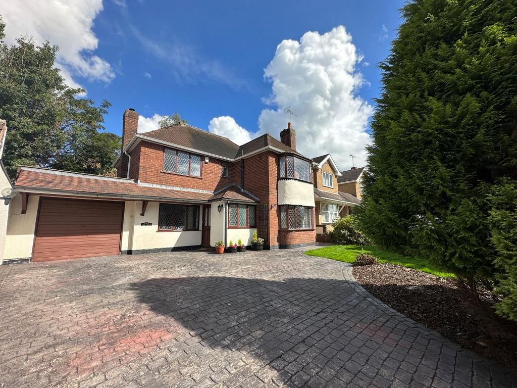 5 Lake Avenue, Walsall, WS5 3PA 3 bed detached house - £395,000