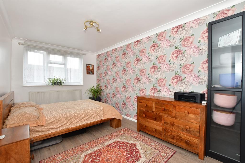 Manford Way, Chigwell, Essex 1 bed flat for sale - £260,000