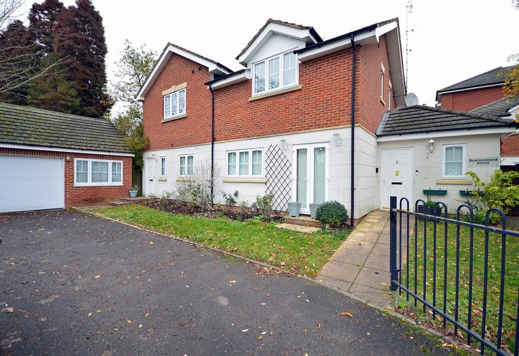 Newfoundland Road, Deepcut, Camberley, GU16 2 bed maisonette for sale ...