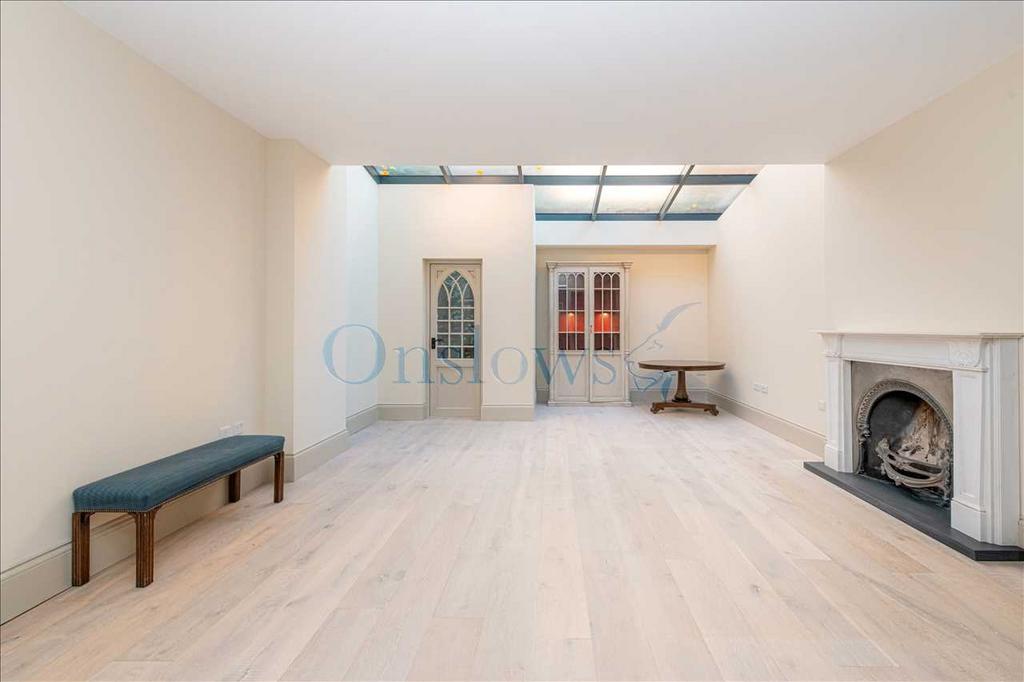 Courtyard, Smith Street, London 3 bed mews - £9,750 pcm (£2,250 pw)