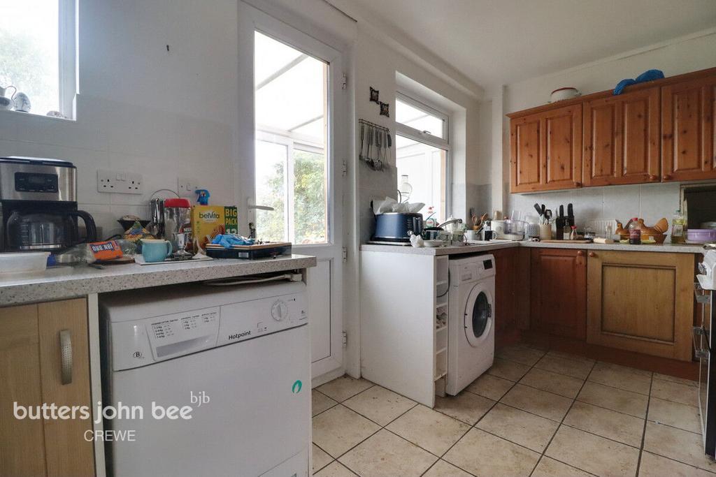 Underwood Lane, Crewe 3 bed semi-detached house - £81,000
