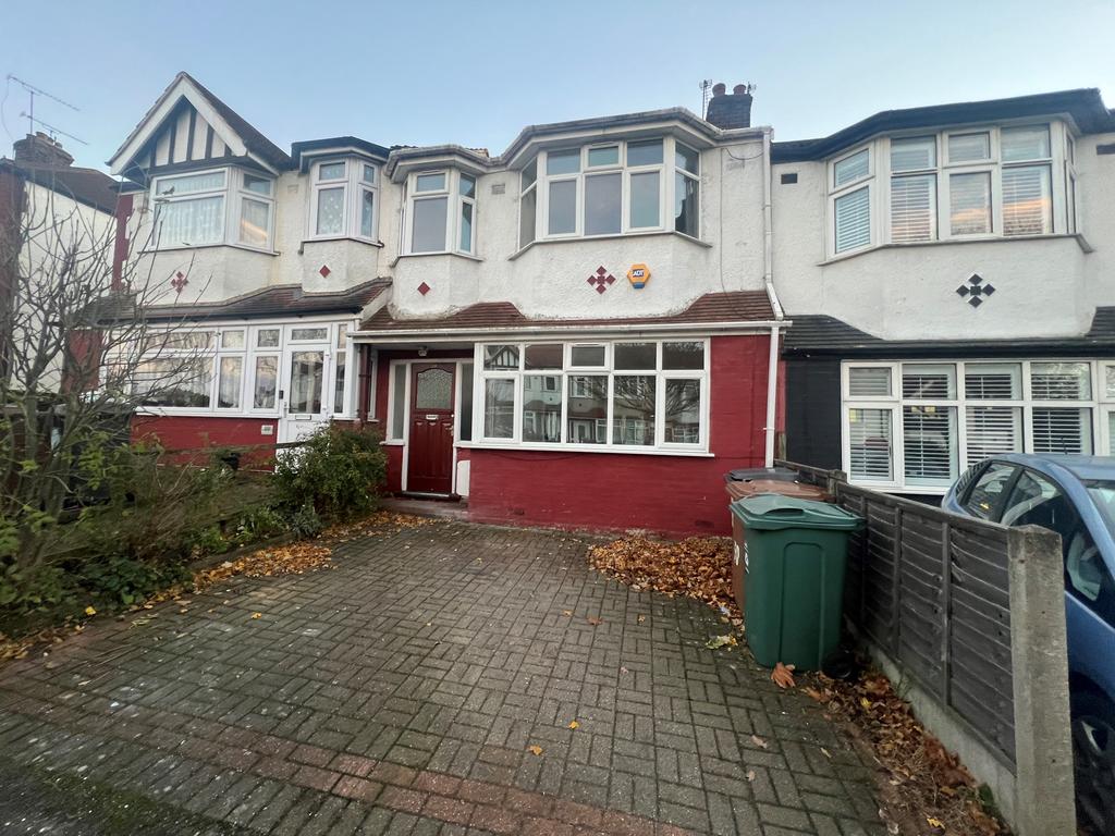 Beech Hall Crescent, E4 3 bed terraced house - £2,000 pcm (£462 pw)