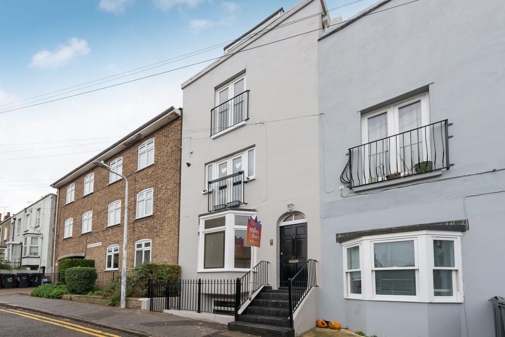 Camden Road, Ramsgate, CT11 2 bed apartment - £129,995