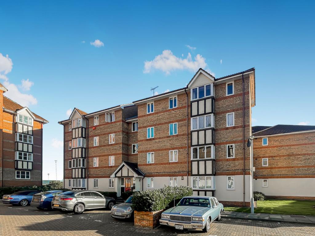 Chandlers Drive, Erith 2 bed flat to rent - £1,450 pcm (£335 pw)