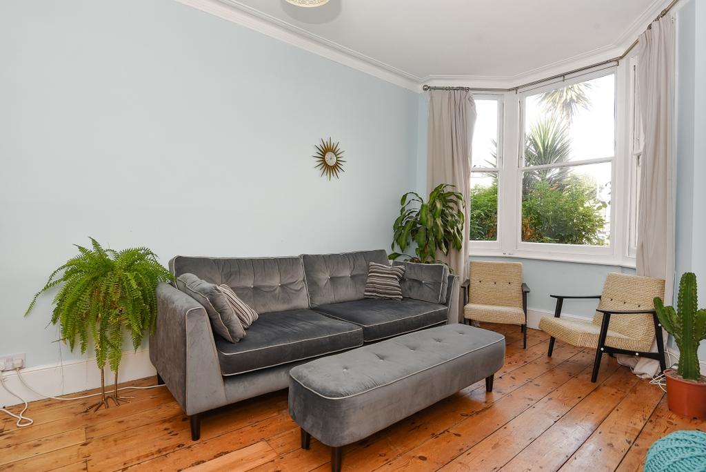 Camborne Road Southfields SW18 1 bed flat - £1,700 pcm (£392 pw)