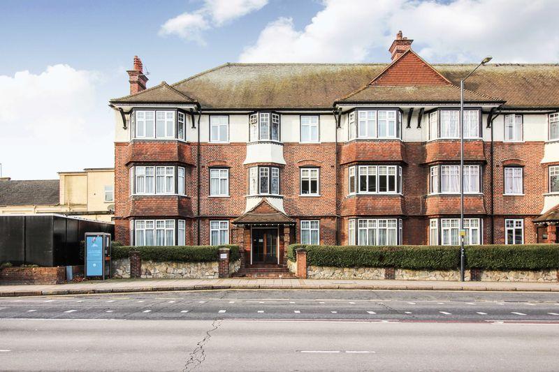 Kenton Road, HA3 8AQ 2 bed flat - £1,800 pcm (£415 pw)