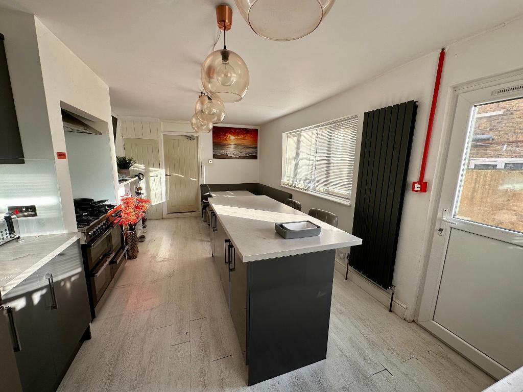 Old Southend Road, Southend on Sea, Essex, SS1 2HA 7 bed terraced house ...
