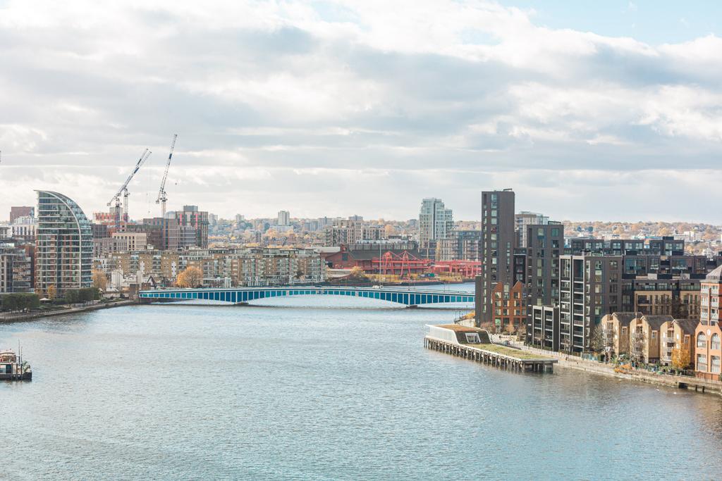 Falcon Wharf, 34 Lombard Road, London 2 bed flat - £3,200 pcm (£738 pw)