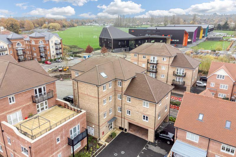 Bell Farm Way, Walton-On-Thames 1 bed apartment - £290,000