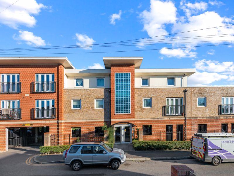 Connaught Heights, Uxbridge Road, UB10 2 bed apartment - £275,000