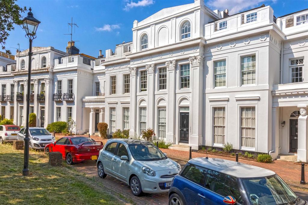 Park Crescent, Worthing 2 bed flat - £1,250 pcm (£288 pw)