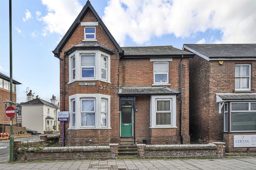 Park Street, Horsham, RH12 3 bed semi-detached house - £395,000