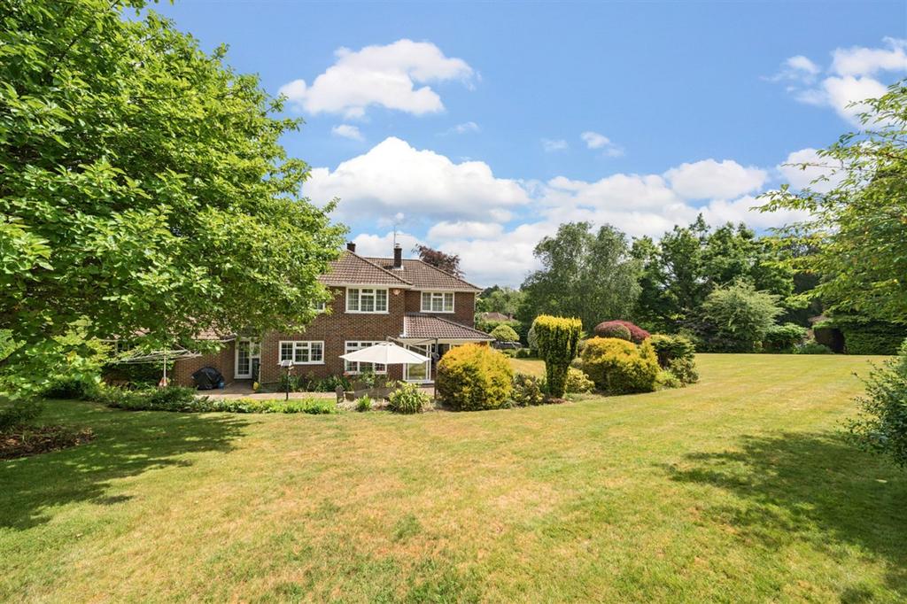 Stoatley Rise, Haslemere, GU27 4 bed detached house - £1,350,000