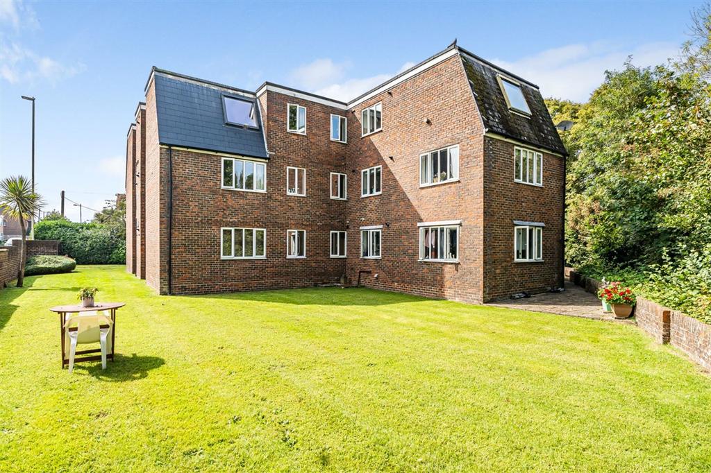 North Road, Britnell House, GU32 2 bed flat - £240,000