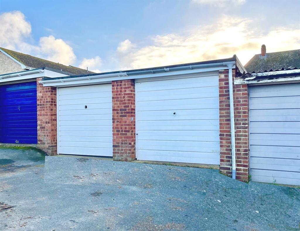 Harvey Close, East Cowes Garage - £15,000