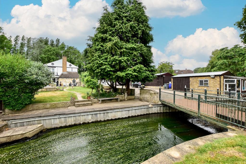 Thorney Mill Road, Iver SL0 5 bed detached house for sale - £1,600,000