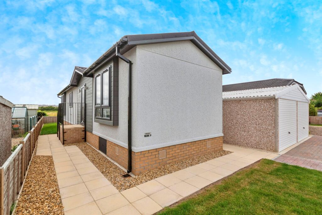 Grantham, Lincolnshire, NG32 2 bed park home for sale - £159,000
