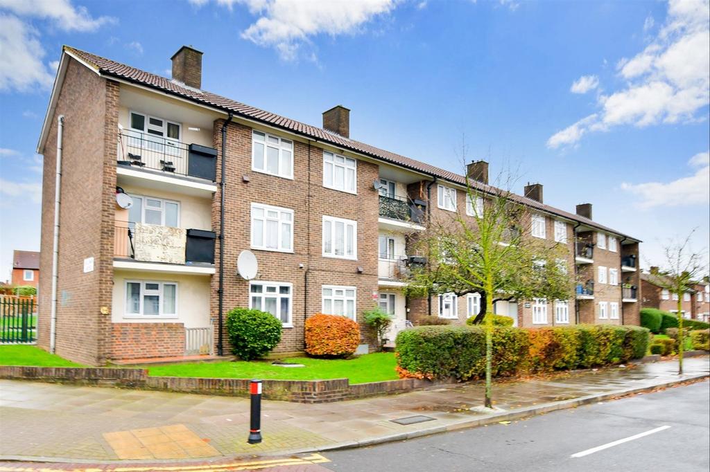 Manford Way, Chigwell, Essex 1 bed ground floor flat for sale - £250,000