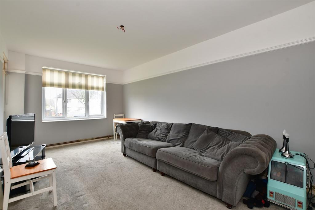 Manford Way, Chigwell, Essex 1 bed ground floor flat - £250,000