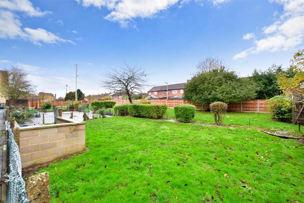 Manford Way, Chigwell, Essex 1 bed ground floor flat for sale - £250,000