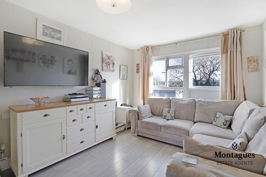 Morris Court, Waltham Abbey, EN9 1 bed flat for sale - £210,000