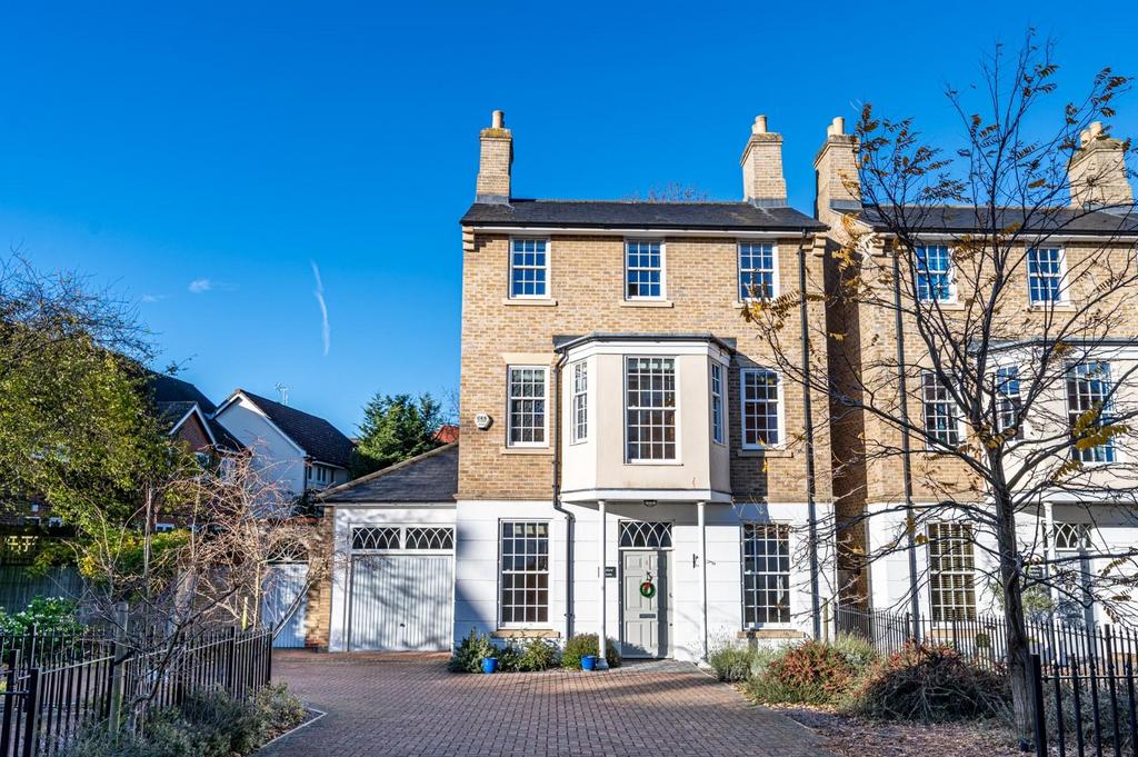 Barnetson Place, Dunmow, Essex 5 bed detached house for sale - £950,000