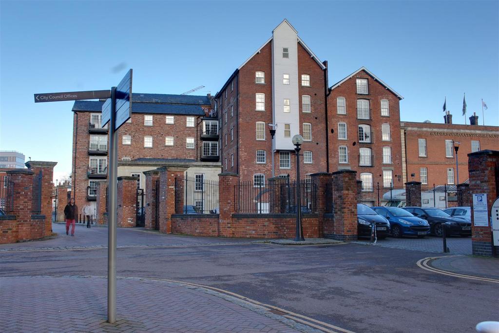Pridays Mill, Gloucester Docks... 1 bed apartment - £850 pcm (£196 pw)