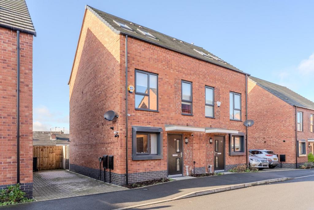 Elias Mattu Avenue, Wolverhampton 3 bed semi-detached house - £230,000